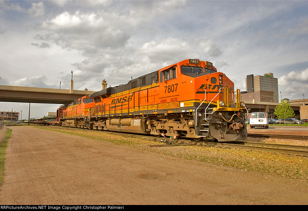 BNSF 7807 Leads U-AVRTUL5-30B